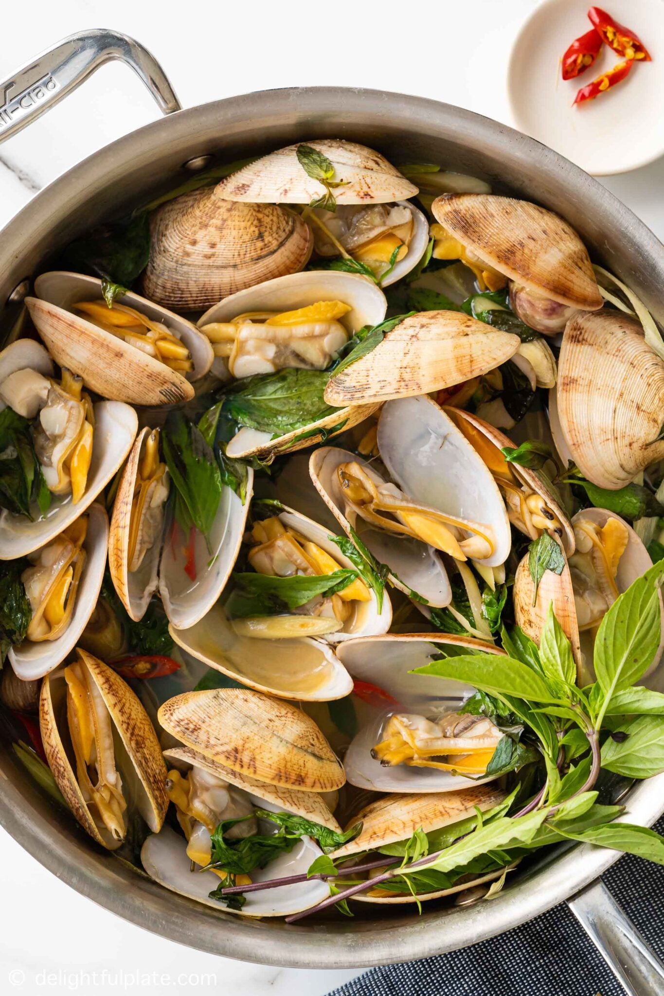 Steamed Clams with Thai Basil and Lemongrass - Delightful Plate